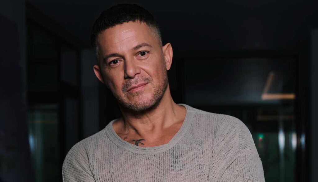 Alejandro Sanz Reveals His Story in Cuando Nadie Me Ve Documentary ...